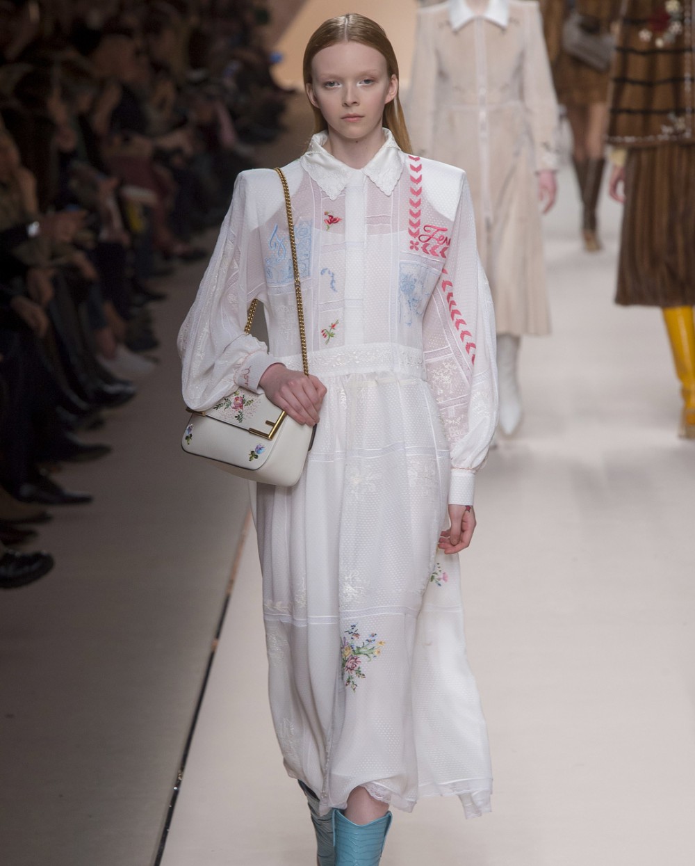 「模特界的新寵」18歲擁有娃娃臉：Lily Nova 被看好為澳洲最前途無量的女模特！