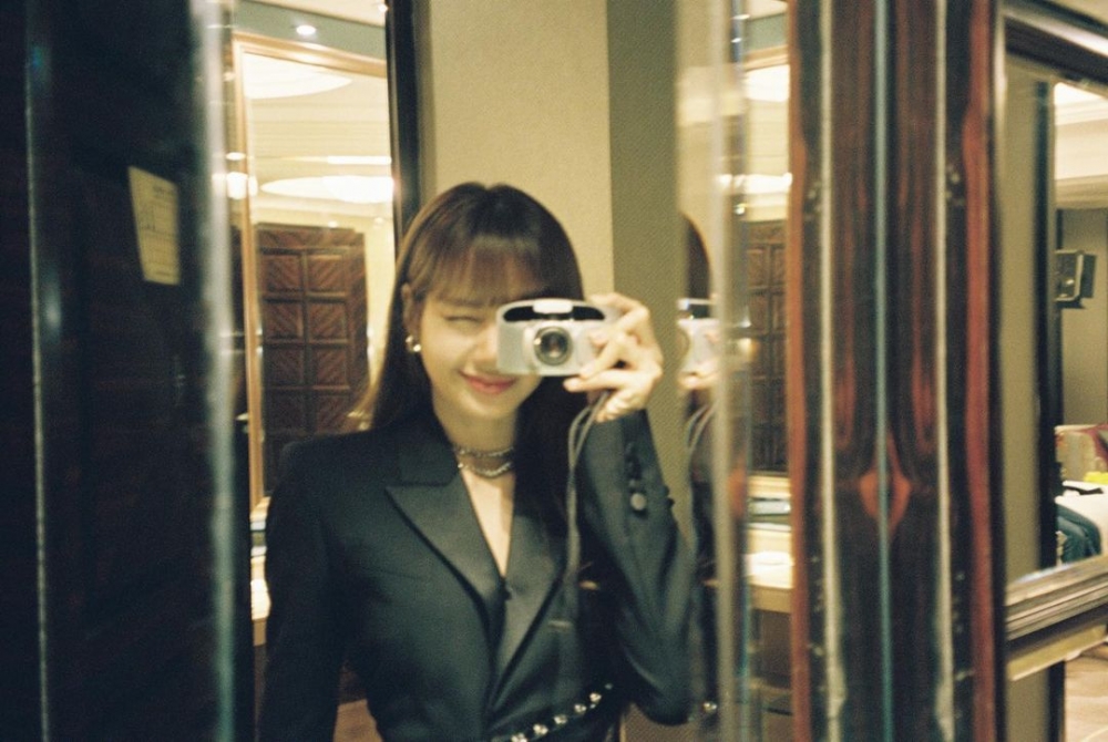 BLACKPINK Lisa攝影集《0327》再推第3版：奉上Lisa的菲林相機名單，YASHICA T4、Leica M系列等！