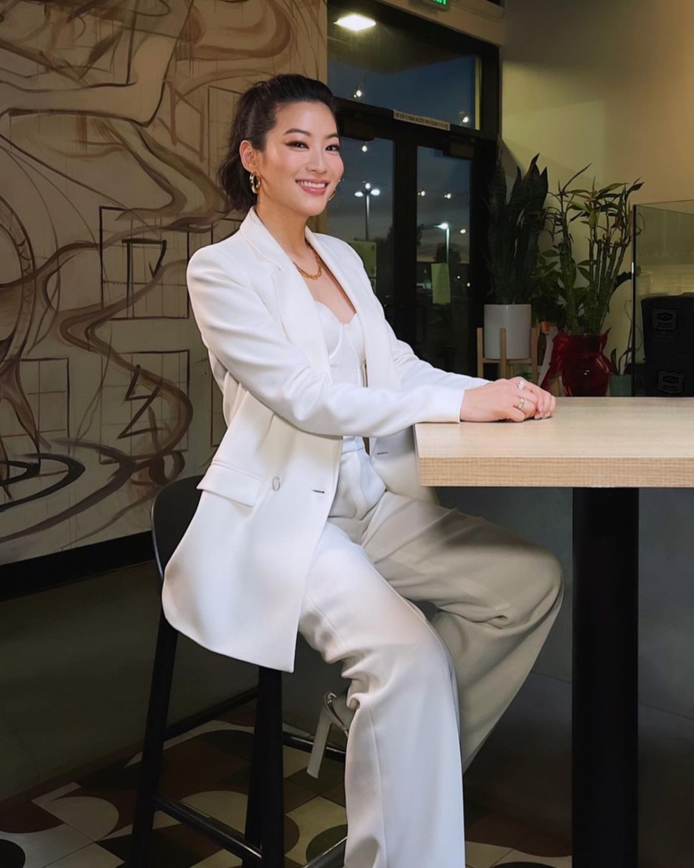 Netflix《合夥人之路》韓裔美籍演員Arden Cho，這次她一圓過去的律師夢