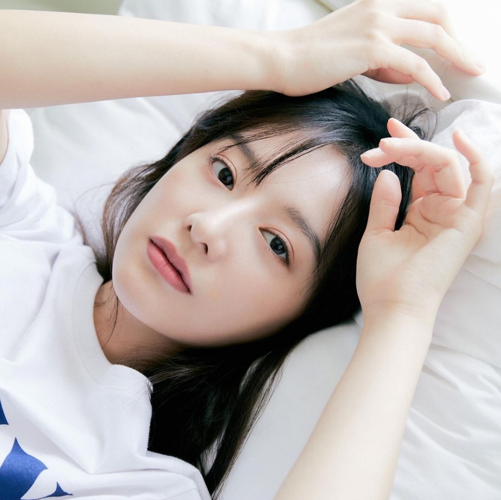 空靈氣質如仙女：金智媛加盟宋仲基、李鍾碩經紀公司，全新簡歷照再度揮灑清新魅力