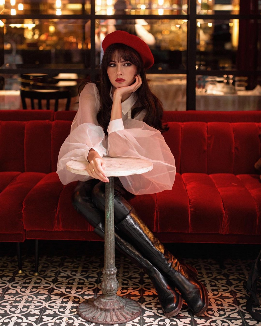 宛如懷舊電影中的文藝女主角：來自義大利的時尚博主Paola Cossentino，以復古配飾穿出歐式浪漫情懷