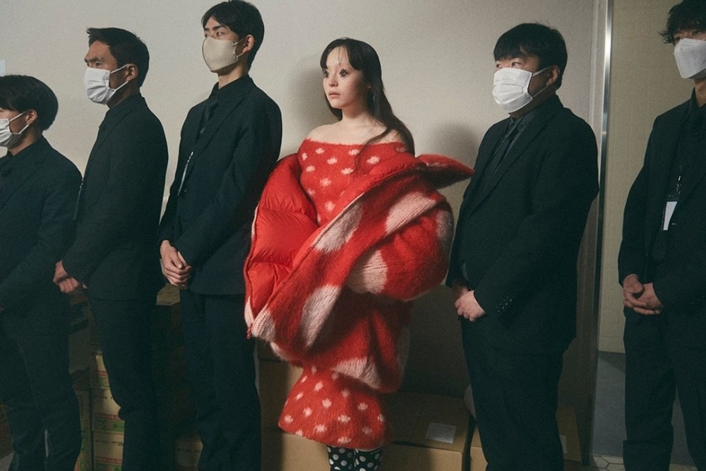 為Simone Rocha、Marni走秀：日本混血模特兒Serena Motola，以雀斑、厭世臉收服時尚界