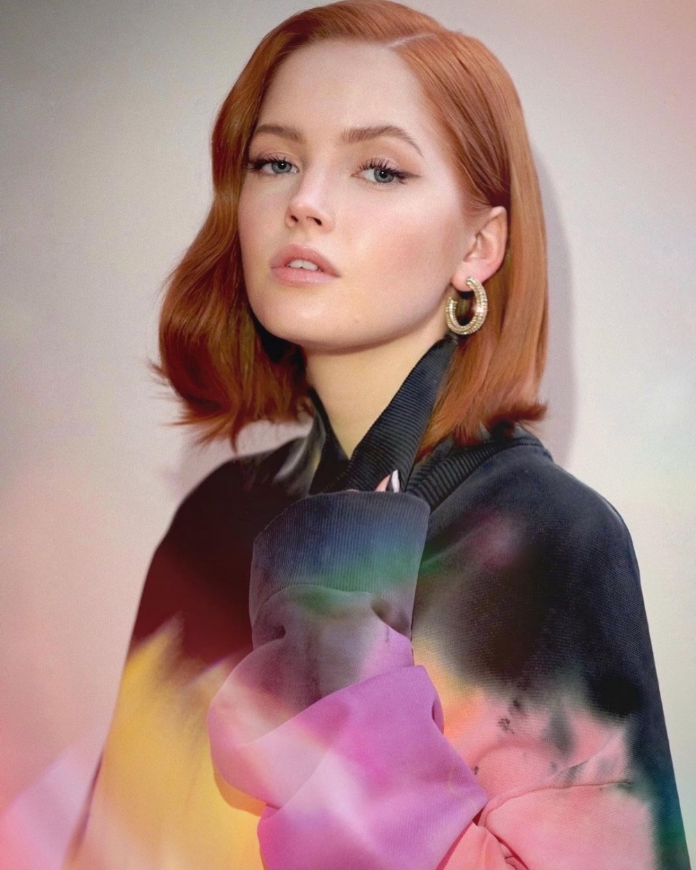 即將在《Moss & Freud》中飾演Kate Moss，Ellie Bamber時髦出鏡Prada高級珠寶廣告
