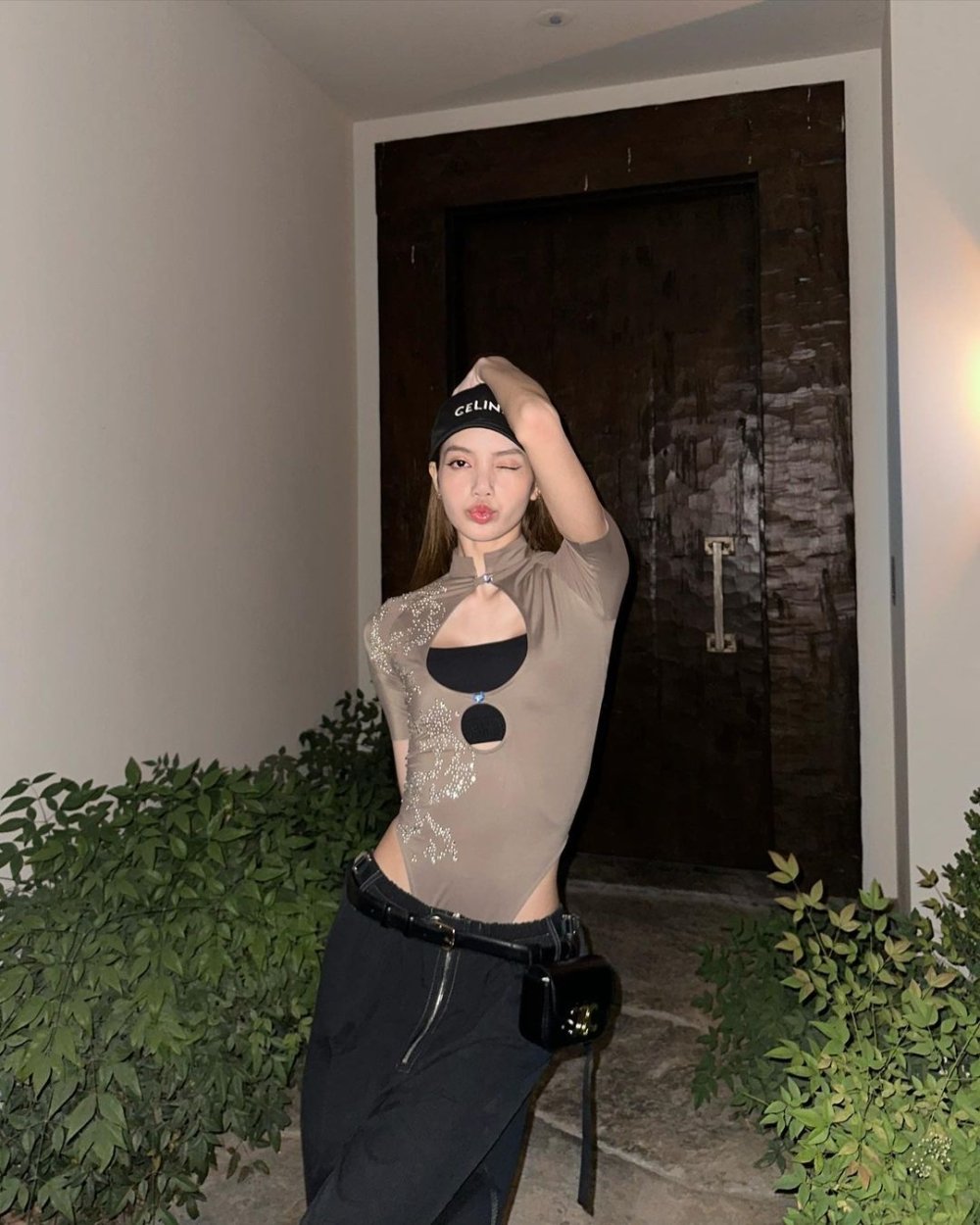 BLACKPINK在2023 Coachella舞台下的私服盤點：Jisoo穿上潮牌展現Y2K個性美