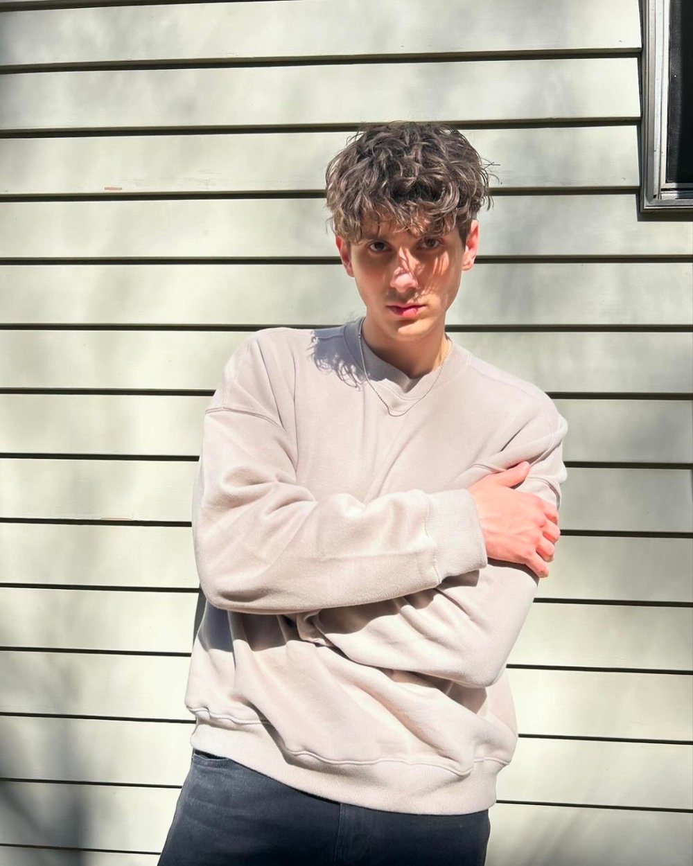 23歲創作才子JVKE靠一首歌上告示牌，最近的他找到真愛結婚了