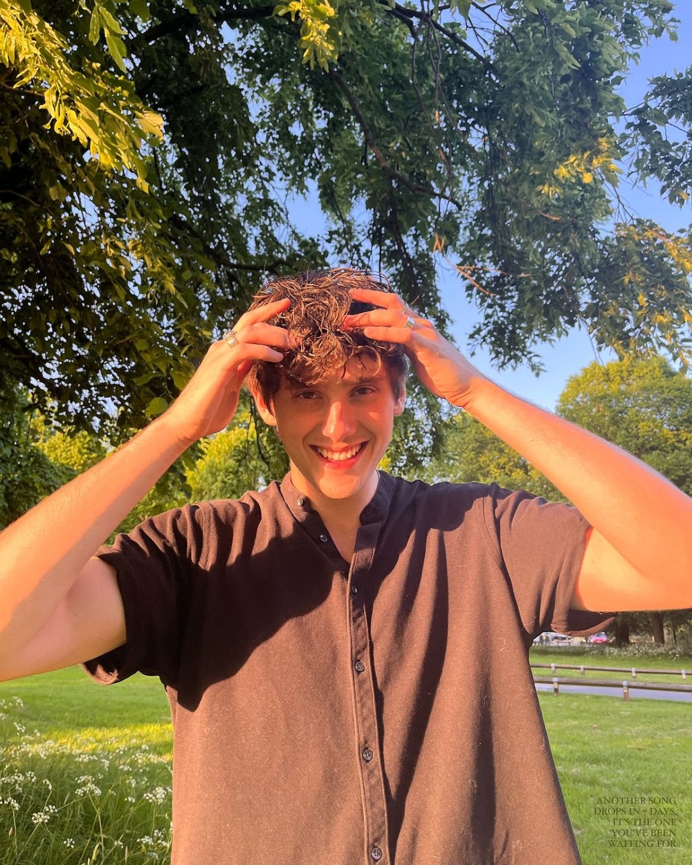 23歲創作才子JVKE靠一首歌上告示牌，最近的他找到真愛結婚了