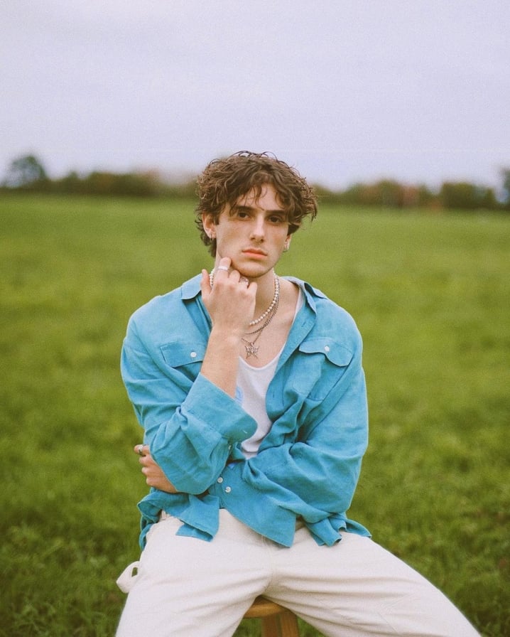 23歲創作才子JVKE靠一首歌上告示牌，最近的他找到真愛結婚了