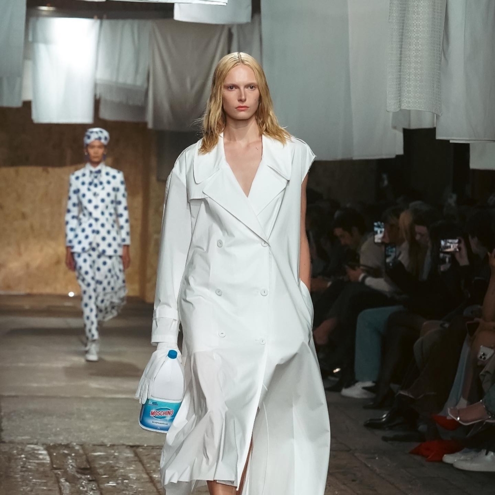 最年輕跨性別模特，還是百萬TikTok網紅：2024 Victoria's Secret大秀上仙氣十足的模特兒Alex Consani