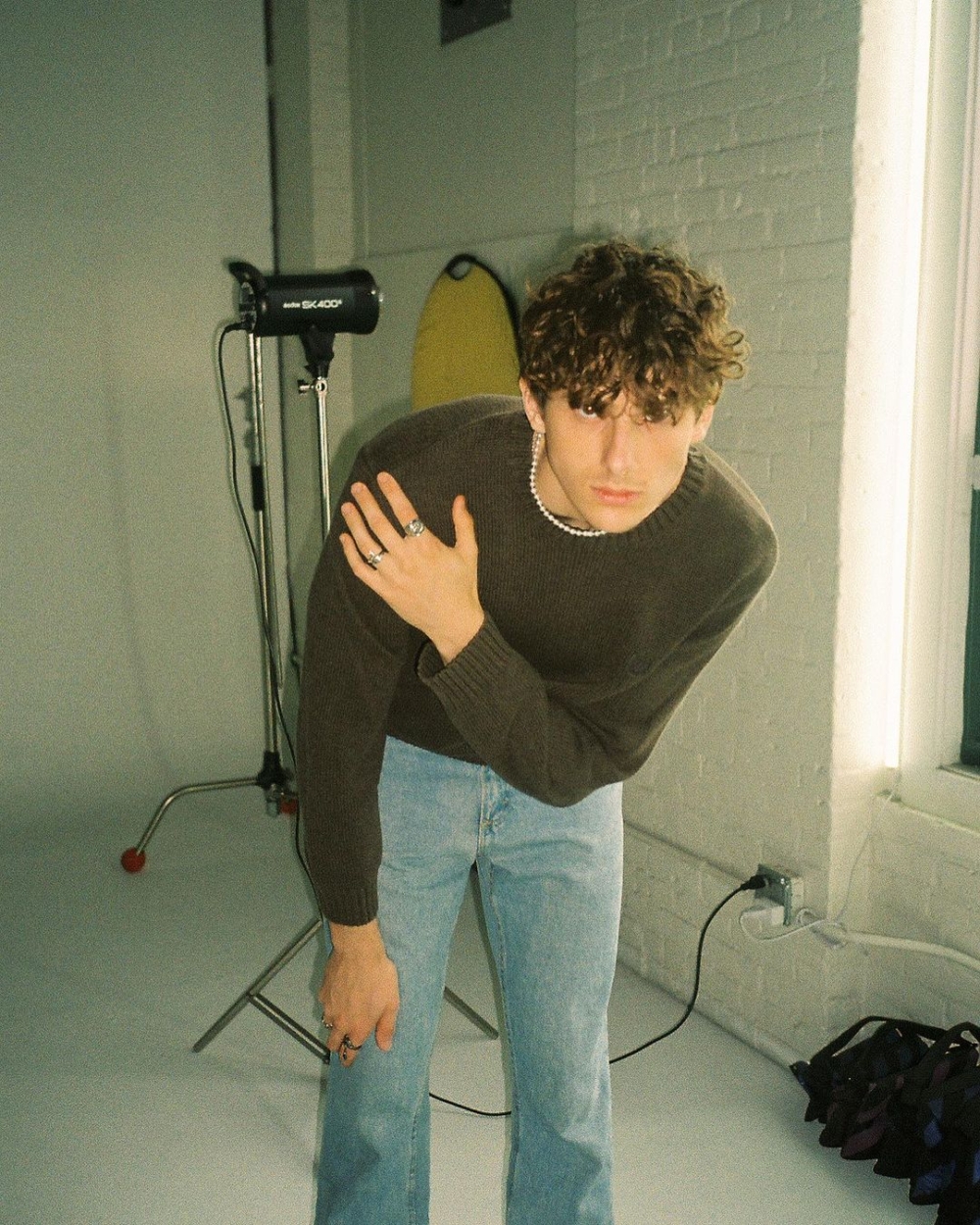 23歲創作才子JVKE靠一首歌上告示牌，最近的他找到真愛結婚了