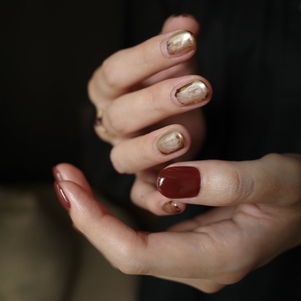 指尖也染上低調奢華的品味：Pantone 2025年度代表色摩卡慕斯美甲範本正適合秋冬使用