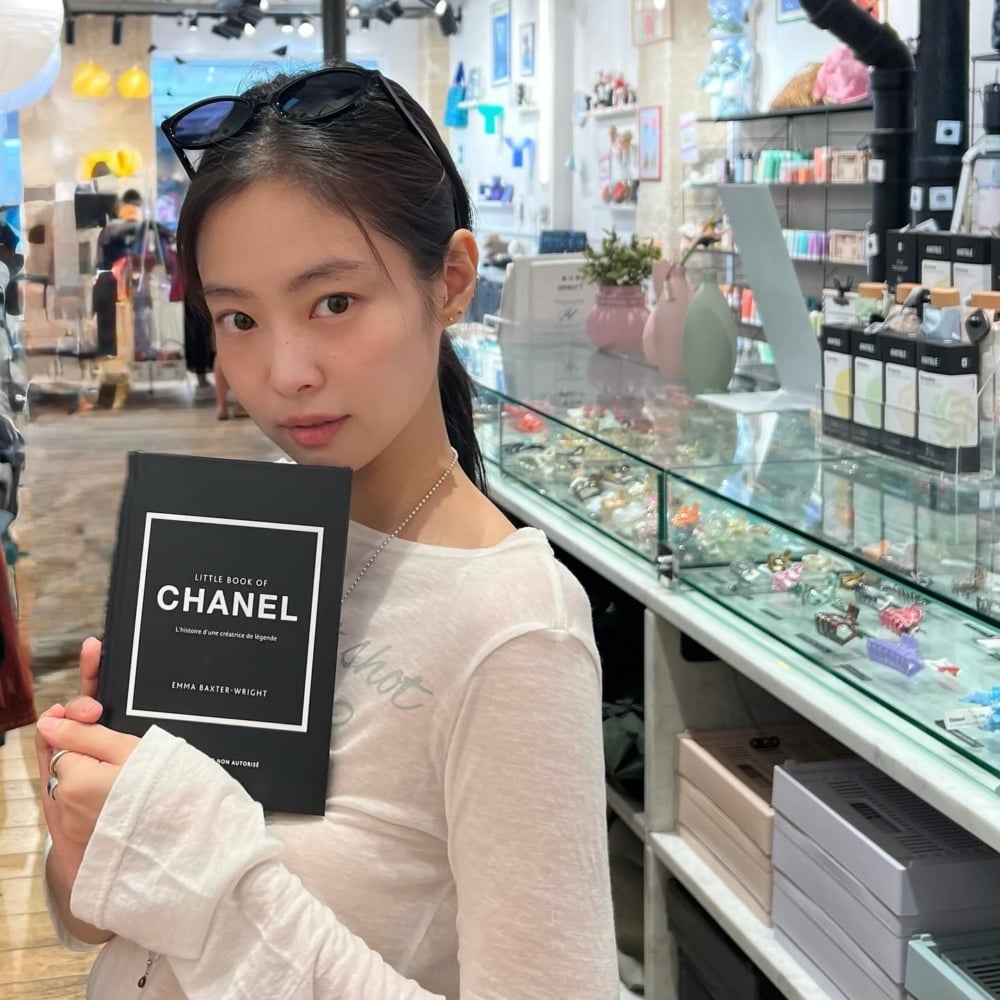 浪漫的一吻，卻意外寫下了結局：Jennie引發打卡潮卻讓巴黎街頭作品遭清除，誰是這位被「親掉」的藝術家？